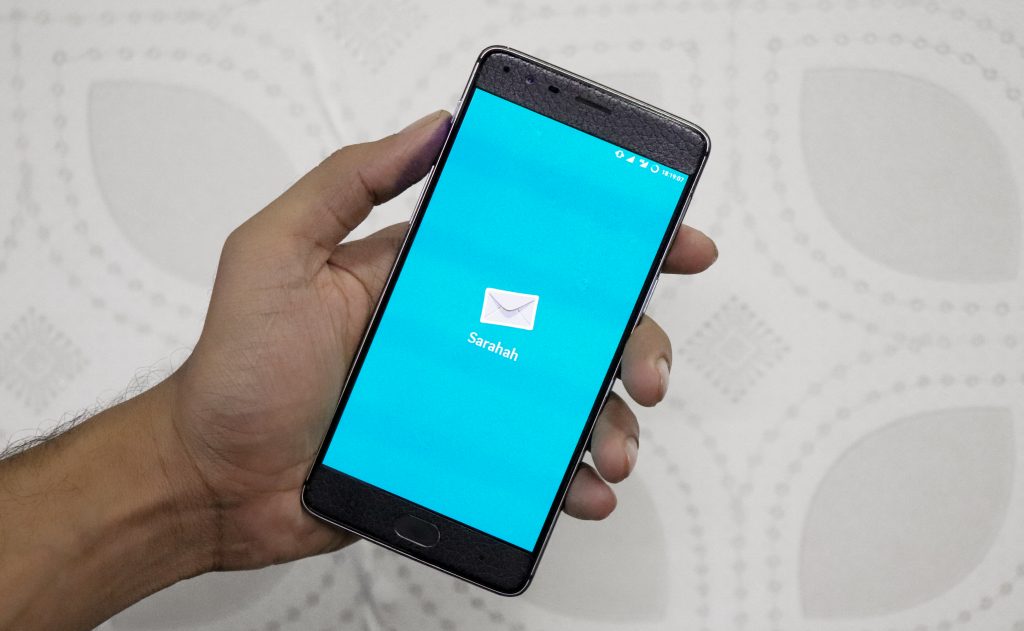 What is Sarahah and How to link Sarahah to Snapchat and Facebook